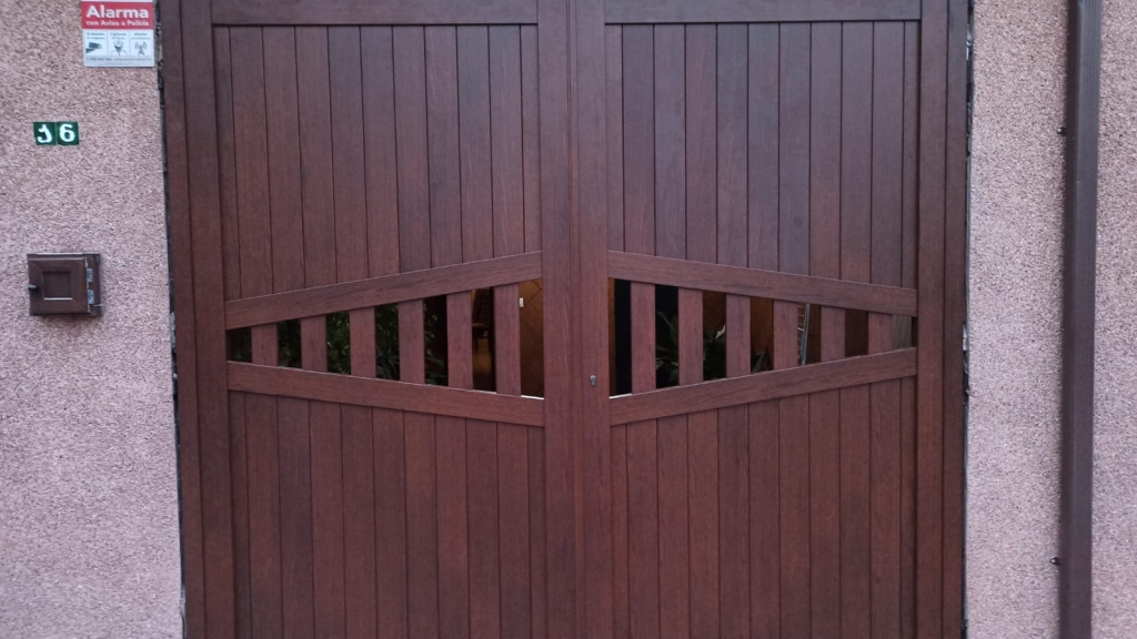 CANCELA BATIENTE DE DOS HOJAS EN ALUMINIO IMITACION MADERA - Intelsur